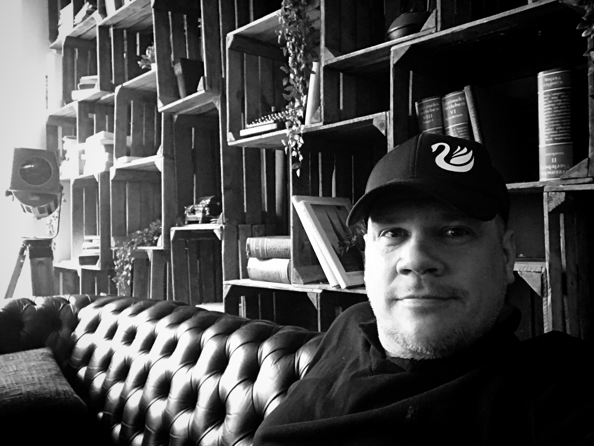 Grischa im neuen Podcast • SWAN Magazine